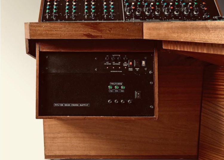 Студийную консоль, на которой Led Zeppelin записали все свои альбомы ...